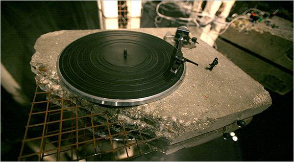 CONCRETE STEREO de Ron Arad (1983) – Bells of Atlantis